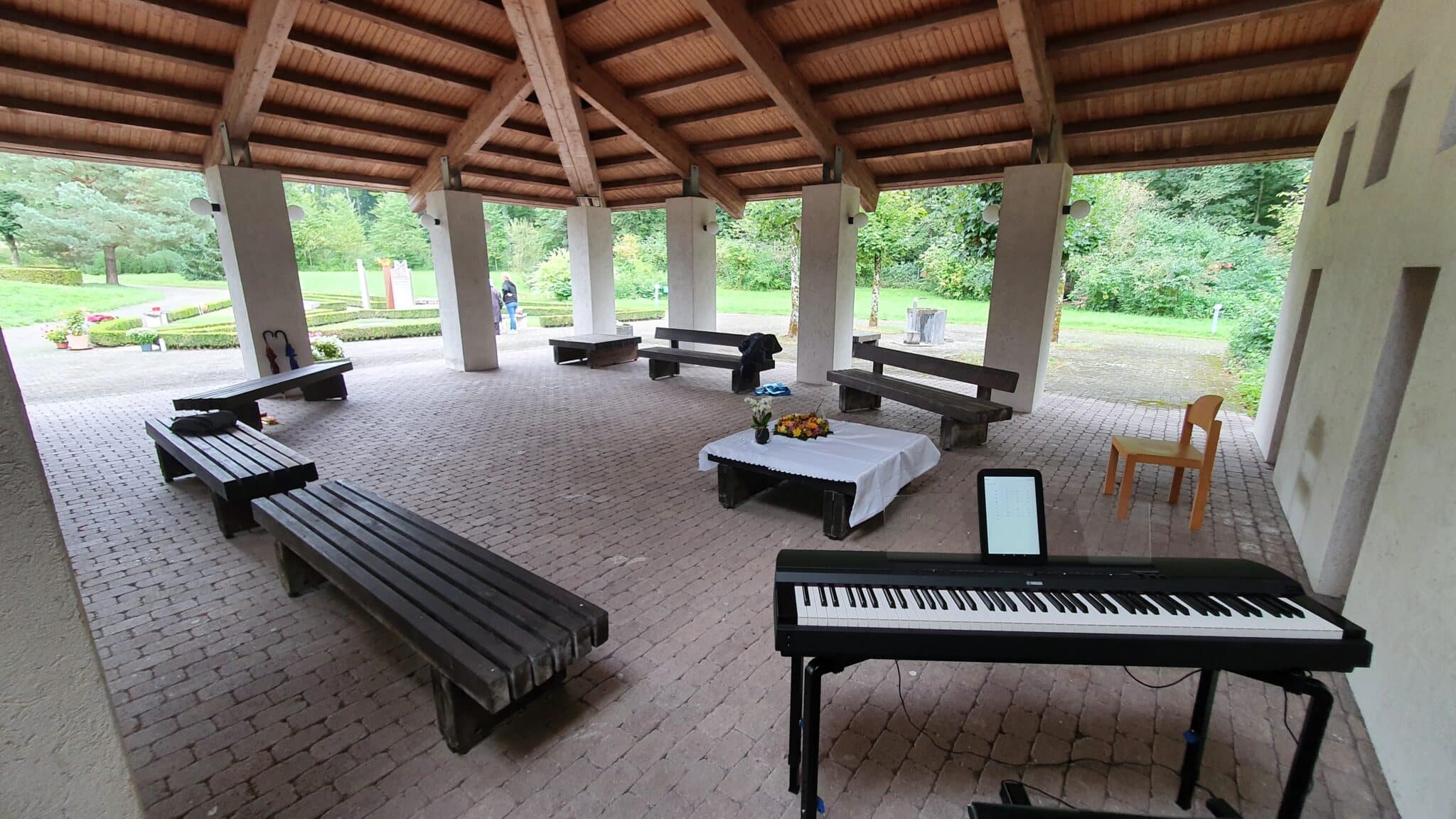 Sängerin Oberengstringen - Trauerfeier auf Friedhof - Natalie Gozzi